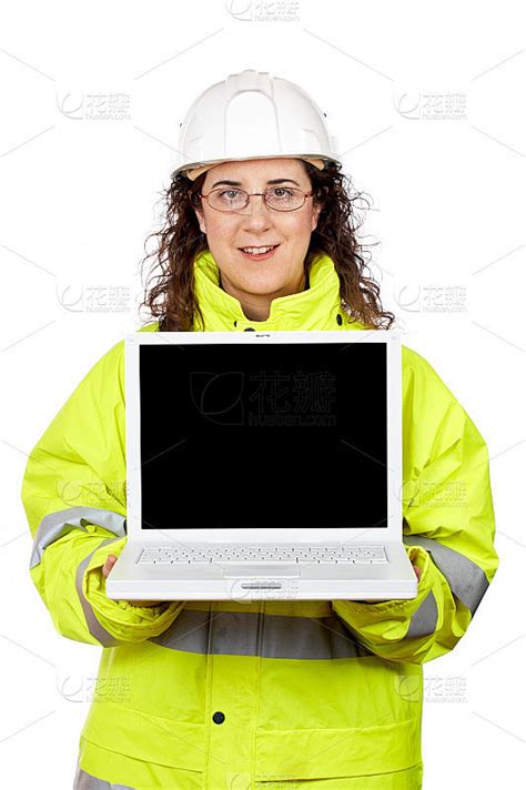 显示一台笔记本电脑