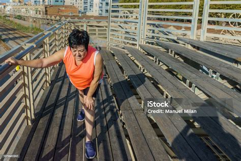 달리기 시작하기 전에 스트레칭을하는 과체중 중년 여성 55 59세에 대한 스톡 사진 및 기타 이미지 55 59세 건강한 생활방식 결심 Istock