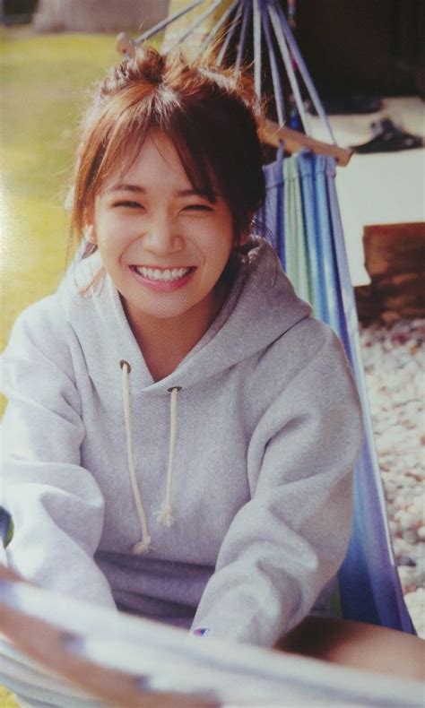 【現貨】乃木坂46 秋元真夏寫真集《しあわせにしたい》 書籍、休閒與玩具 收藏、紀念品 明星週邊在旋轉拍賣