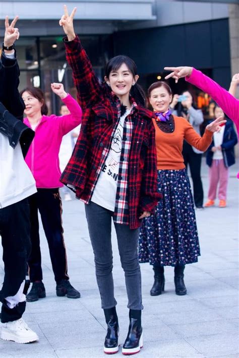 謝娜真是當媽的人嗎？穿格紋襯衫配雙馬尾連唱帶跳，嬌俏又少女 每日頭條