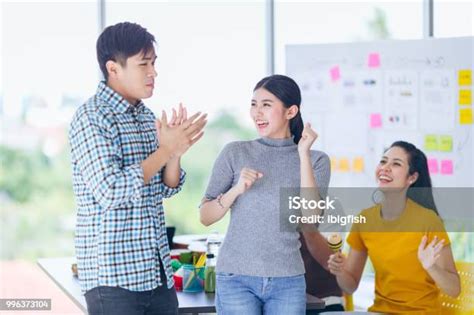 재미 젊은이 사무실 새 해 파티 사업 성공 성공적인 협업 비즈니스 팀 축 하 경영자에 대한 스톡 사진 및 기타 이미지 경영자