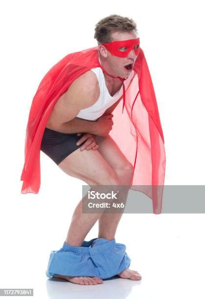 잠옷탱크 탑아이 마스크마스크를 입고 흰색 배경 앞에서 바지를 잡은 2029세 잘생긴 사람짧은 머리 백인 남성젊은 남성 슈퍼 히어로영웅의 전체 길이위장케이프코스튬 20 29