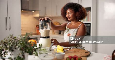 여성 블렌더 건강한 스무디를 집에서 영양 음료 해독 혜택 및 체중 감량 과정 자연식 단백질 쉐이크 및 소화 건강을 위한 사람 기계 및 유기농 음료 25 29세에 대한 스톡