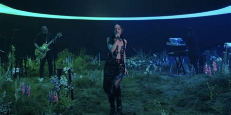 Videos Ariana Grande Performs Songs From Positions Live With Vevo