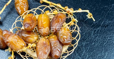 صورة مقربة لحبات التمر الصحي، تمر دقلة نور، ضيافة رمضانية، التمور