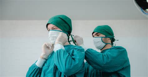외과 의사 사람은 보호 복 의료 수술 유니폼을 입고 병원에서 녹색 의사 클리닉 정장을 입은 의학 전문가 사진 Unsplash의 외과 의사 이미지