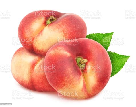 흰색 배경에 고립 된 잎과 잘 익은 달콤한 도넛 넥타린의 그룹 0명에 대한 스톡 사진 및 기타 이미지 0명 개체 그룹