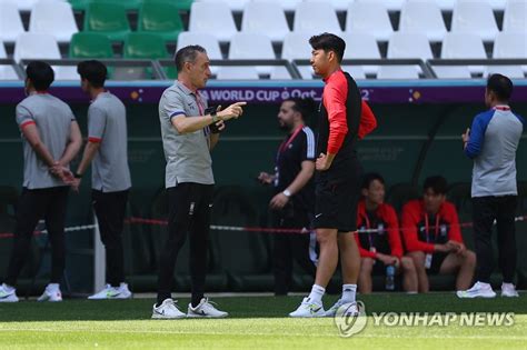 결전지 찾은 벤투 감독과 손흥민 연합뉴스