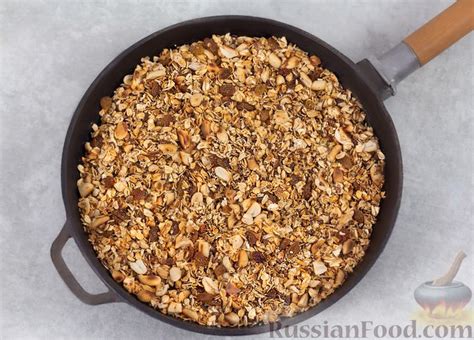Рецепт Гранола с орехами изюмом и мёдом на сковороде на