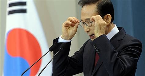 안경 고쳐 쓰는 이명박 대통령