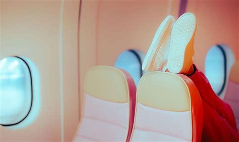 Plane Passengers Brutal Response To Man Putting His Feet Above Her