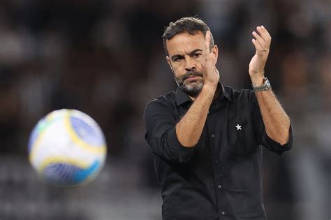 Sob Artur Jorge Botafogo não perdeu nenhum clássico no Brasileirão