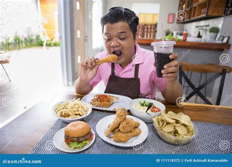 Junges Fettes Fleisch Fressendes Stockfoto Bild Von Speisen Schwer