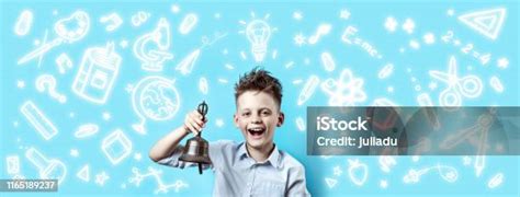 가벼운 셔츠를 입은 한 소년이 미소를 지으며 종을 울립니다 주위에 파란색 배경에 다양한 학교 아이콘이 있습니다 가방에 대한 스톡 사진 및 기타 이미지 Istock