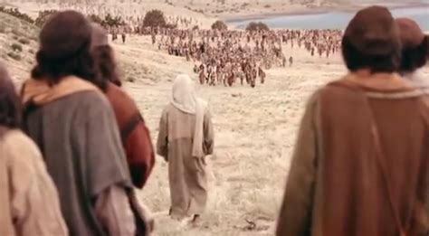 A HOMILIA PADRE BEOZZO Jesus viu numerosa multidão e teve