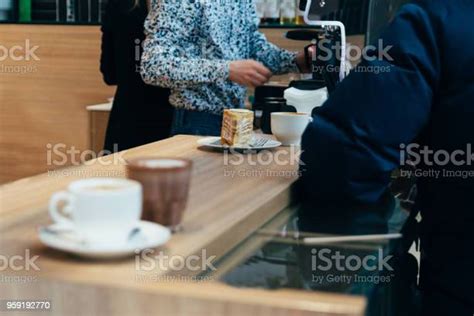 케이크 한 조각 및 흰색 잔 카페는 바텐더 웨이터 카운터에 Lapped 0명에 대한 스톡 사진 및 기타 이미지 0명 가득 찬 갈색 Istock