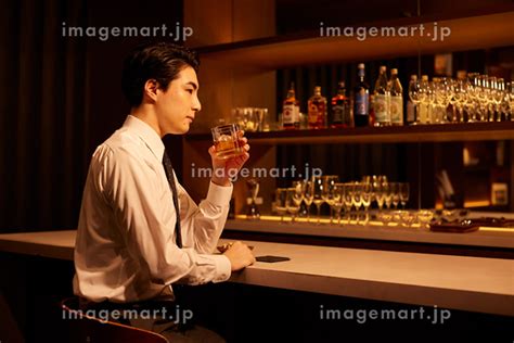 バーでお酒を飲む日本人ビジネスマンの写真素材 273650541 イメージマート