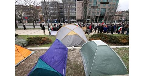 Протестиращ от палатковия лагер във Варна краде ток пред общината