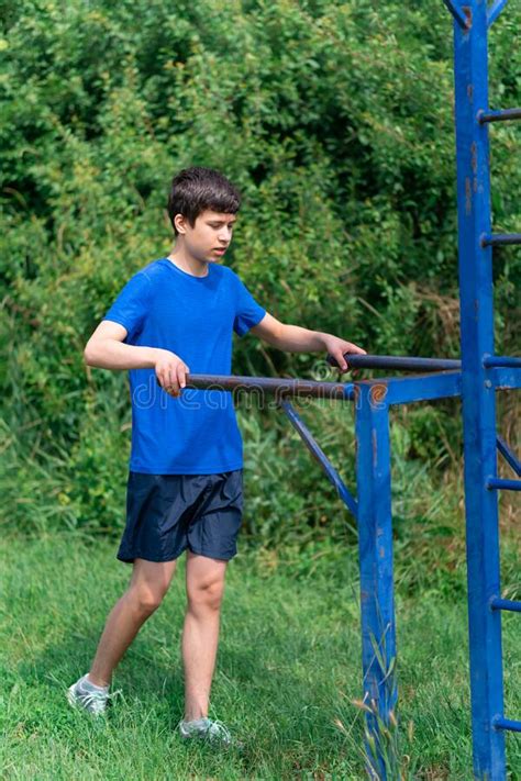 Adolescente Haciendo Ejercicio Al Aire Libre En Terreno Deportivo En El