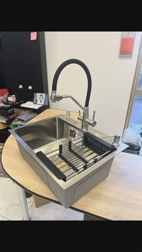 Кухонні мийки ️змішувачі ️сантехніка 💦“Практична кухонна мийка зі стильним змішувачем у