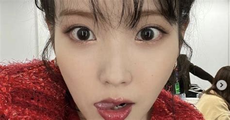 아이유 혓바닥 쑤욱 내밀고~ 소공녀 아이유 Vs 딸기 아이유