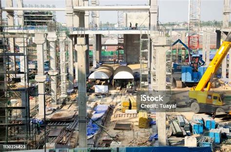 아시아 태국 노동자와 중장비 작성기 새로운 건물 방콕 태국에서 고층 건물 공사 현장에서 작업 강철에 대한 스톡 사진 및 기타