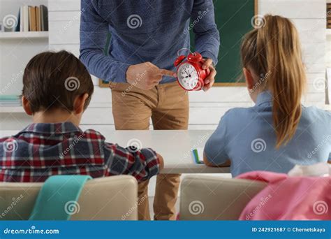 Se O Professor Atrasar O Aluno Pode Ir Embora