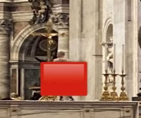 Roma Nudo Nella Basilica Di San Pietro Protesta Contro La Guerra In