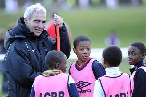 Equipe de France Domenech a joué au Père Noël avec sa prime du