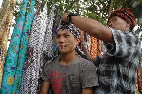 Penjualan Iket Tradisi Antara Foto