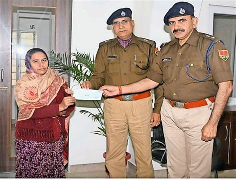 Gave A Check Of Rs 5 Lakh To Constable Rajeshs Wife कांस्टेबल राजेश