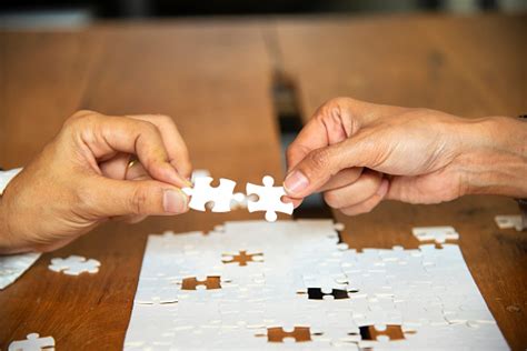 Tangan Para Pebisnis Memegang Potongan Jigsaw Puzzle Untuk