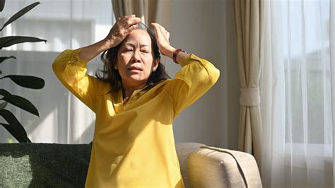 두통 편두통 또는 현기증으로 고통받는 불행한 중년 여성 건강 관리 및 사람 개념 폐경기에 대한 스톡 사진 및 기타 이미지