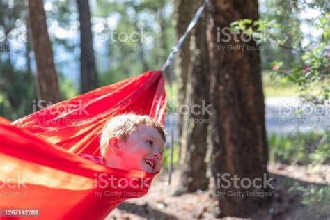 귀여운 빨간 머리 아이가 여름에 캠프장에서 레드 해먹에서 재미를 4 5세에 대한 스톡 사진 및 기타 이미지 4 5세 경관 국립공원 Istock