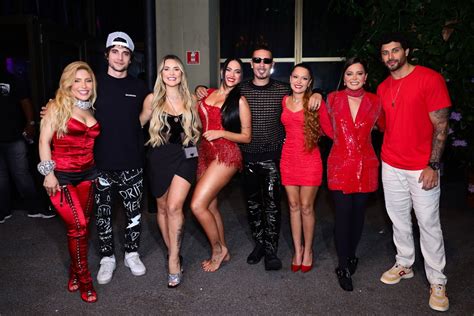 Fiuk é flagrado aos beijos morena misteriosa em festa de Emily Garcia