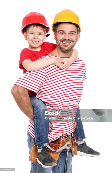 하얀 배경에 즐거운 시간을 보내는 안전모를 쓴 아버지와 아들 아버지에 대한 스톡 사진 및 기타 이미지 아버지 헬멧 미소 Istock