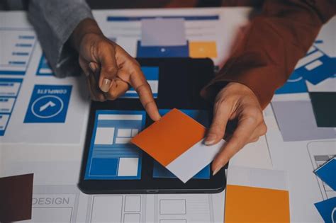 Equipe De Ui Ux Web Designer Estão Trabalhando Juntos Para Desenvolver