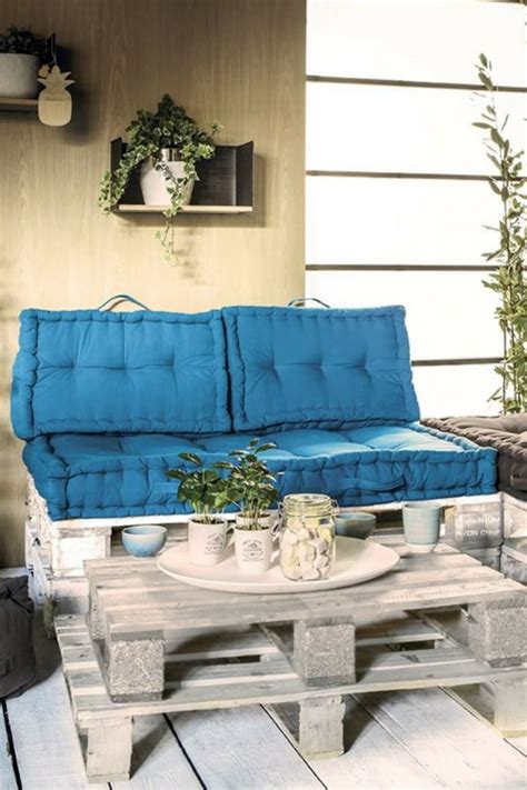 Fabriquer un canapé confortable pour le salon avec des palettes en bois et des coussins épais