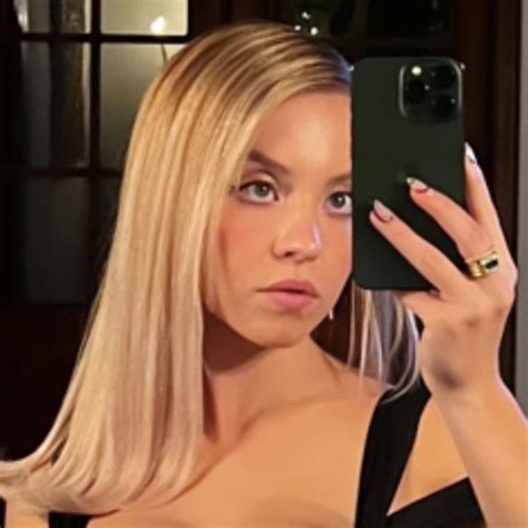 Sydney Sweeney Cassie Euphoria Cast Dark Icon Lq Mirror Selfie Pfp
