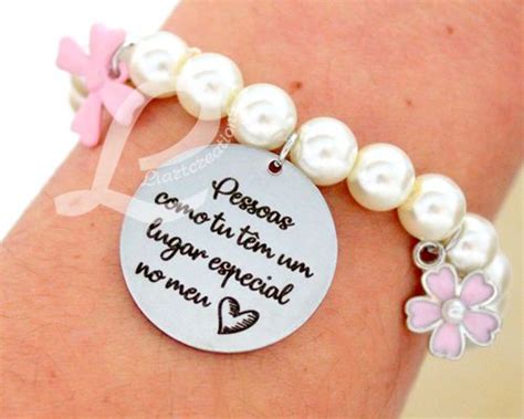Pulseira Elástica de Pérolas e Medalha Personalizada Pulseira