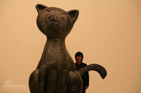 图文：周笔畅变身“猫王” 巨型猫咪和笔畅影音娱乐新浪网