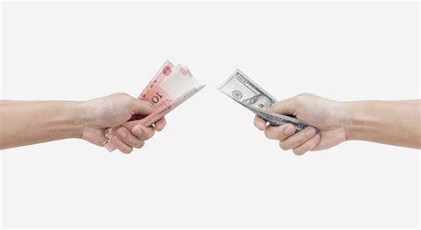 흰색 배경에 고립 된 위안과 미국 달러 지폐를 들고 손 환전소 2명에 대한 스톡 사진 및 기타 이미지 2명 개념 경제