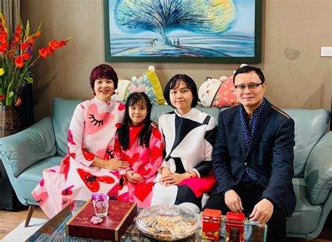 Hình ảnh hiếm hoi về gái đầu lòng của MC Diễm Quỳnh và chồng kiến trúc sư