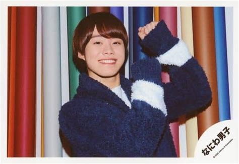 駿河屋 なにわ男子大橋和也横型・バストアップ・衣装紺・白・両手上げ・右向き・笑顔・背景カラフル「アクリルスタンドⅡ」オフショット