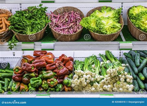Frutas Y Verduras En Un Estante Del Supermercado Foto De Archivo