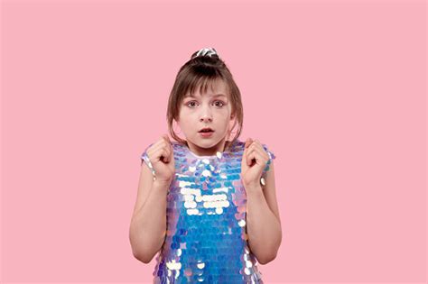 드레스에 무서운 귀여운 소녀는 넓은 눈으로 보이는 Ver에서 제기 손을 가리기에 대한 스톡 사진 및 기타 이미지 가리기 갈색 머리 걱정하는 Istock