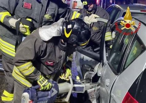 Contro Un Albero Nella Notte A Busto Arsizio Morto Un Uomo