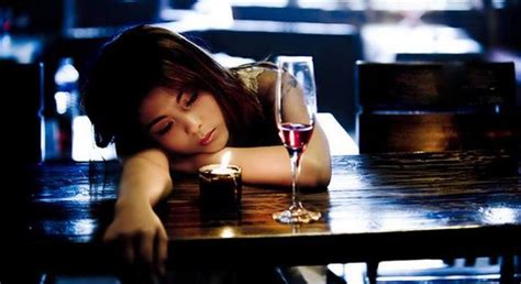 妻子發現丈夫出軌後卻酒吧買醉，跟陌生人回家，只為報復丈夫 每日頭條