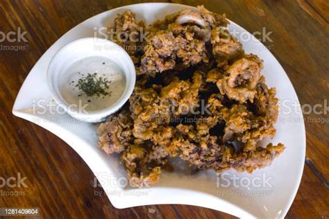 옻칠한 나무 테이블에 흰색 접시에 마늘 마요 딥과 칼라마리 튀김 0명에 대한 스톡 사진 및 기타 이미지 0명 건강에 좋지