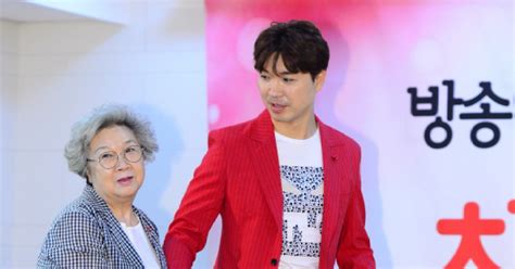 [포토] 박수홍 어머니 손 꼭잡고 기부 행사